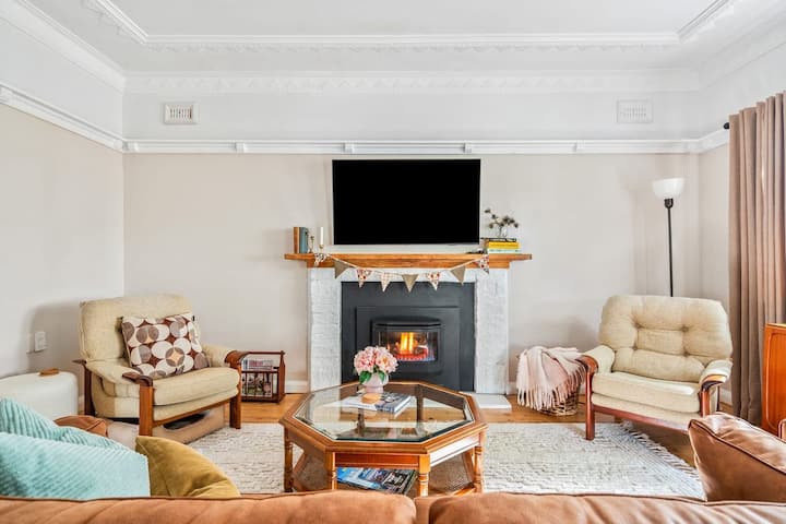Deodar Cottage Amid Century-old Trees - Wentworth Falls