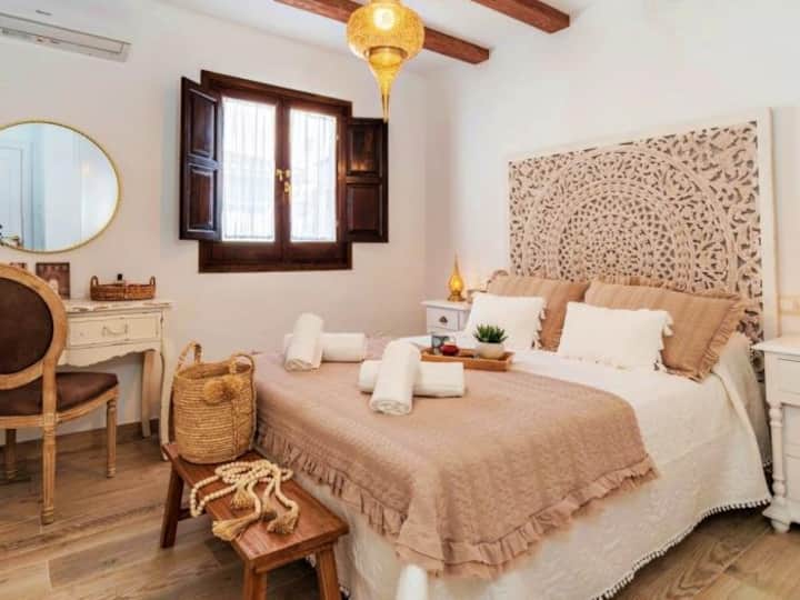 Tuanfitrion Nazarí Calderería&nbsp;"Nur Attic" - Granada, España