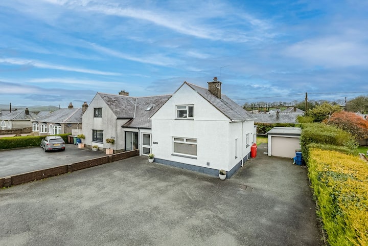 Hirdre | Four Bedroom Holiday Cottage Near Pwllhel - Pwllheli