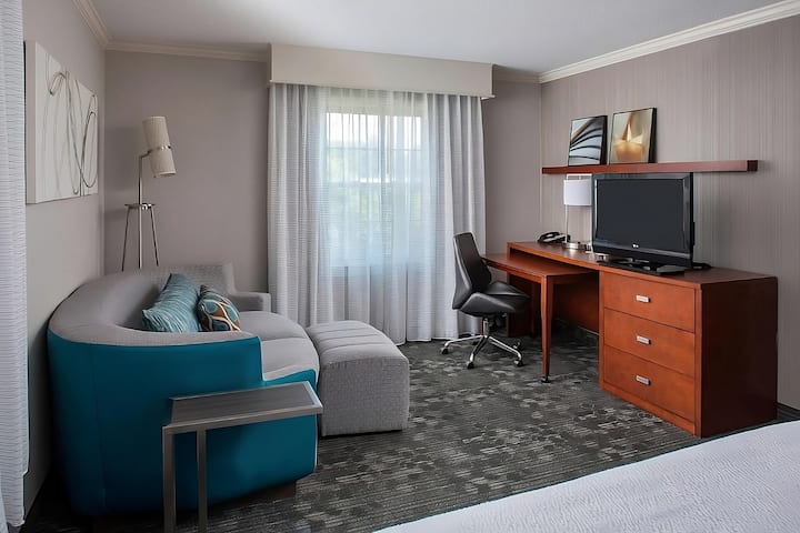 Lowell Getaway! 2 Classic Units, Pets Allowed - Lowell, MA