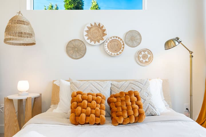 Chic 3 Br Retreat With Parking Near Lake Union - Seattle, WA