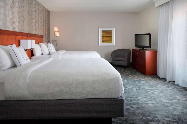 Enjoy Comfort In A Pet-friendly Property! W/ Pool - Newport, RI