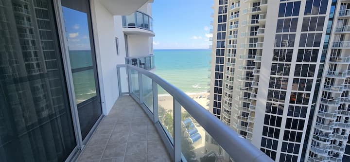 Luxury Oceanfront Condo, Marenas Resort 2 Bdr/3 Bt - Sunny Isles Beach, FL