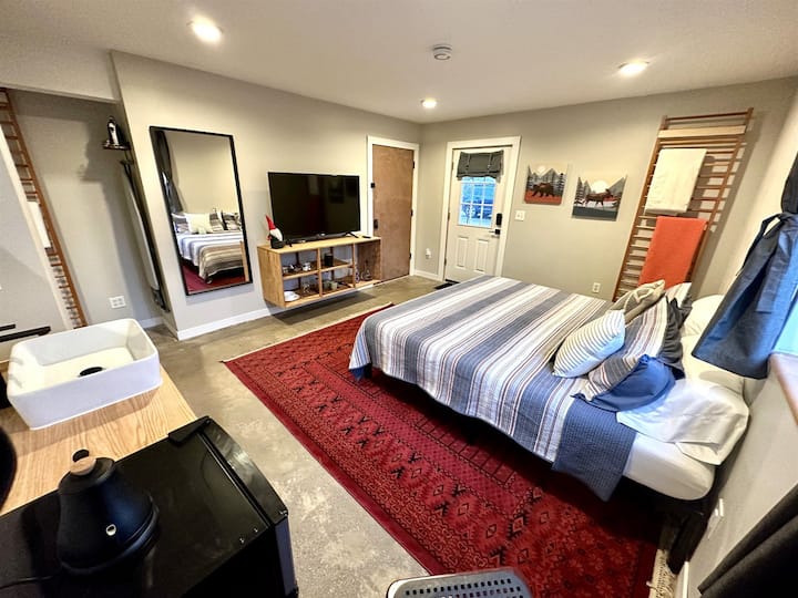 Private Entry Modern Luxury Junior Guest Suite - Denver, CO