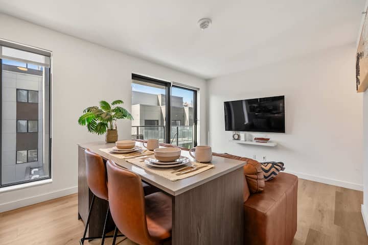 Modern Downtown Calgary Condo | Balcony | Sleeps 4 - Calgary