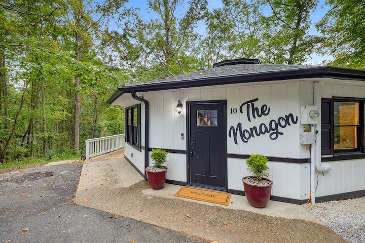 Fun & Funky Deltec Home With Pool Table, Darts - Asheville, NC