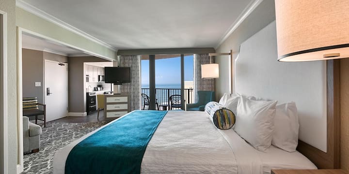 Romantic Retreat: Palms King Spa Suite 14th Floor - Myrtle Beach, SC