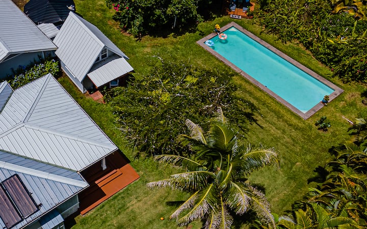 Jungle Estate 2 Acres, 3 Cottages + Pool Sleeps 9 - Pāhoa, HI