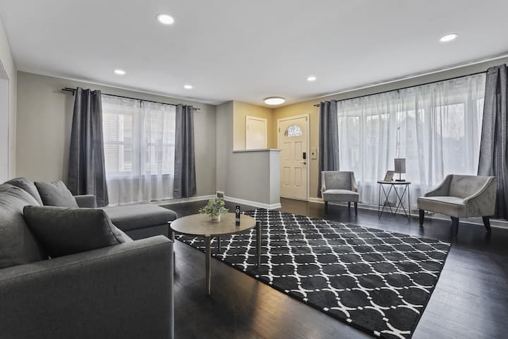 Charming Retreat In The Heart Of Des Plaines - Des Plaines, IL