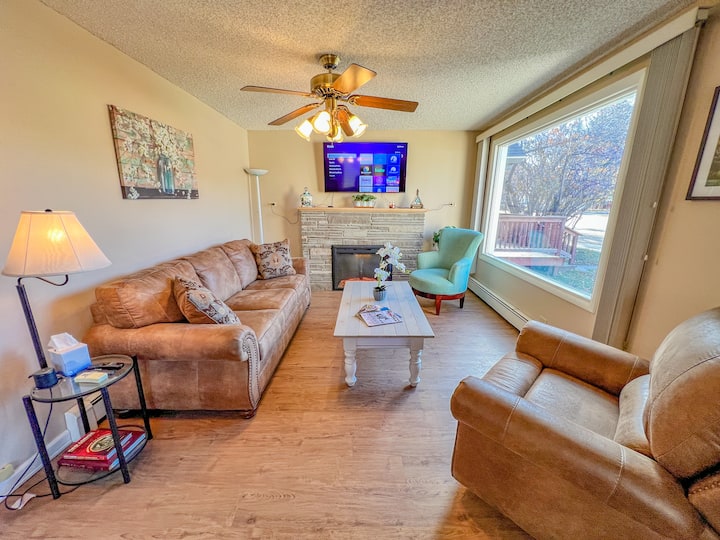 Cozy Creekside Cottage - Red Lodge, MT