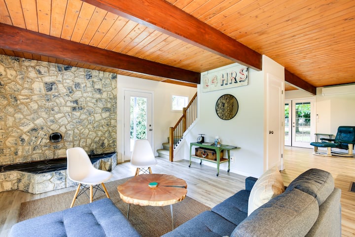 Modern Oregon Getaway W/ Fireplace, Yard & Deck - Sandy, OR