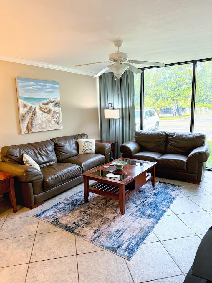 Cozy Retreat | King Bed • Fast Wi-fi • Beach - Biloxi, MS