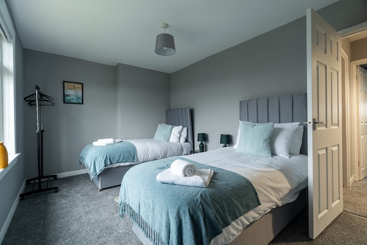 Snug Modern Home In Grangemouth - リンリスゴー
