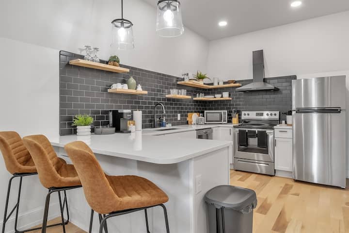 Carriage House Loft - King Bed And Garage Parking - Buffalo, NY