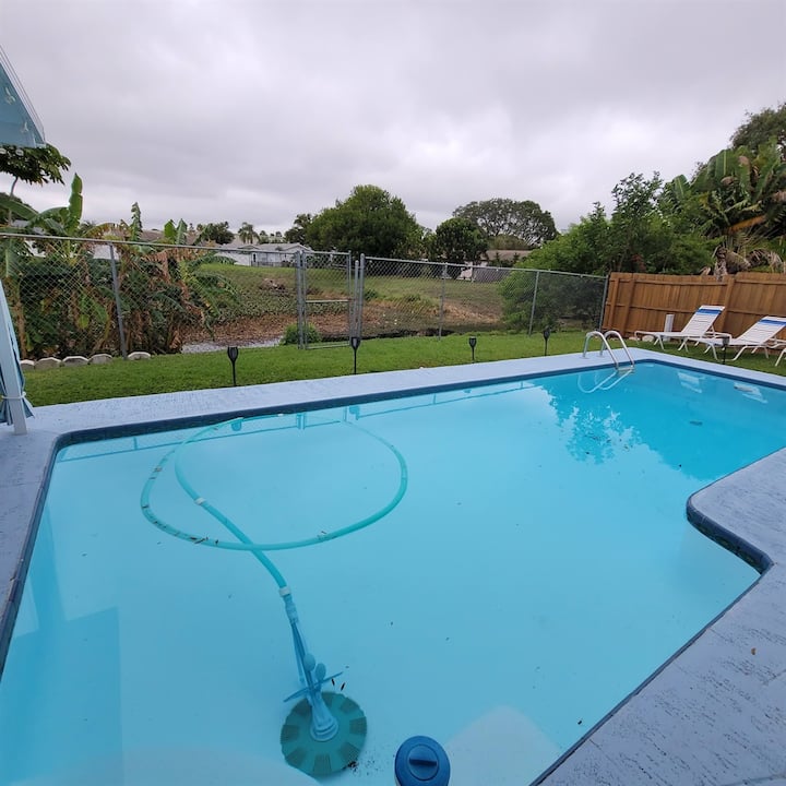 Gulf Coast Get-away! Heated Pool, Sleeps 10! 69th - Pinellas Park, FL