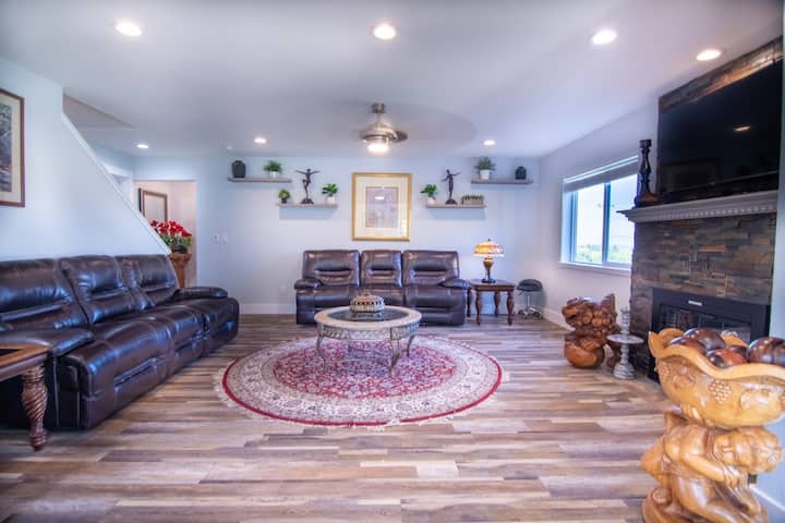 Private Family Home With Gorgeous Yard - Troutdale, OR