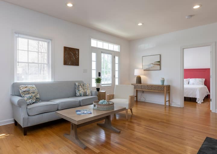 Beautifully Updated Home In The Heart Of Vb - Virginia Beach, VA