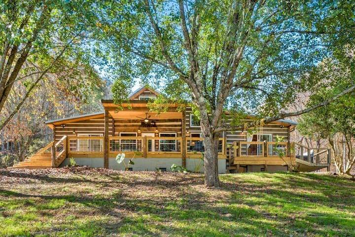 Historic Waterfront Lodge On 2 Acres - Cosby, TN