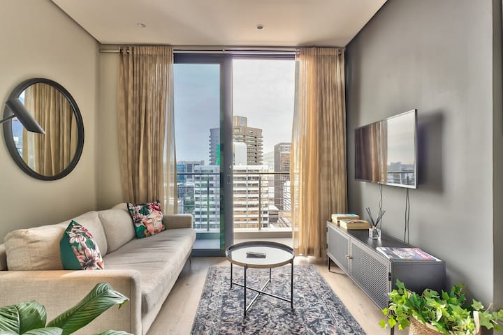 1 Bed Sky Condo With Private Balcony, Pool & Views - Cape Town