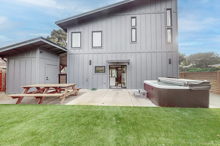 Brand-new 3br With Hot Tub & Great Backyard - Florence, OR