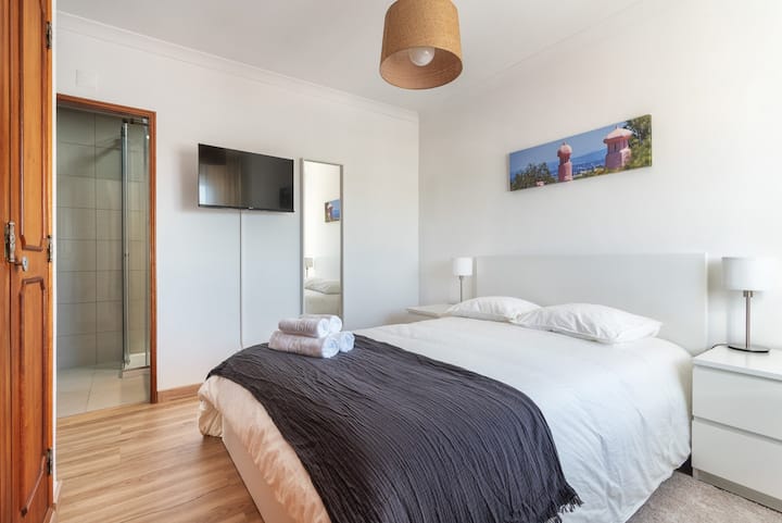 Hostwise - Spacious & Sunny Flat | Loulé - Faro District