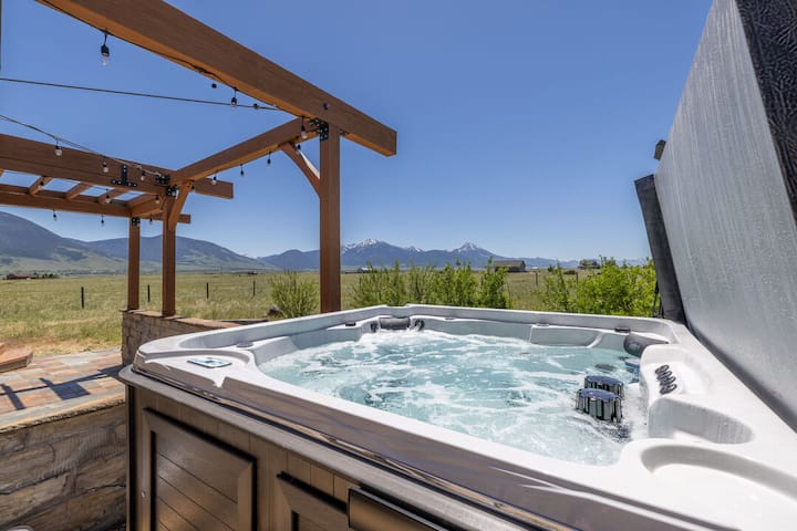 New! Hot Tub | Dog Friendly | Paradise Valley - Emigrant, MT