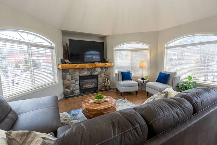 Riverside Chalet. Sleeps 12. Huge Renovated Space - Fernie