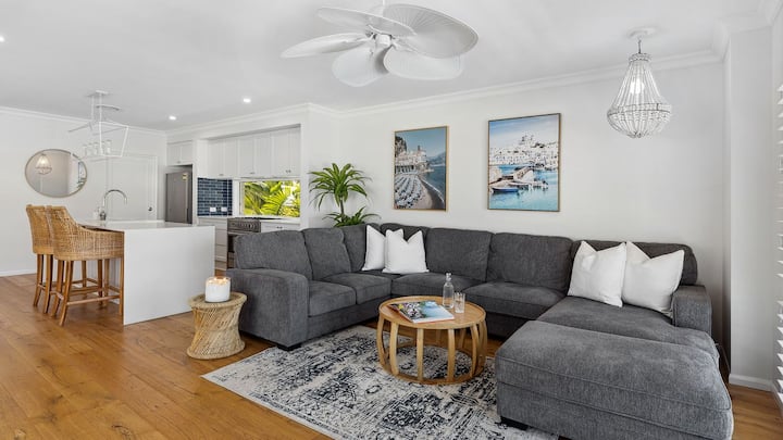 Hamptons House | Stylish Waterfront - Yamba