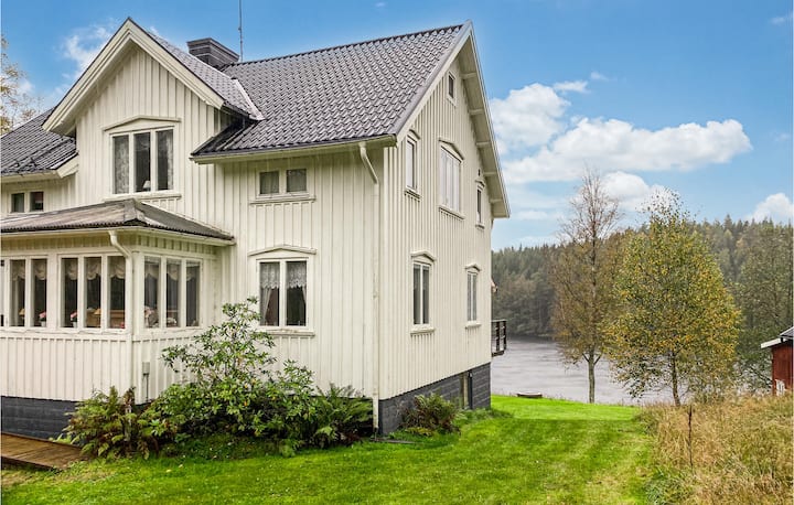 Nice Home In Ambjörnarp With Lake View - Svenljunga