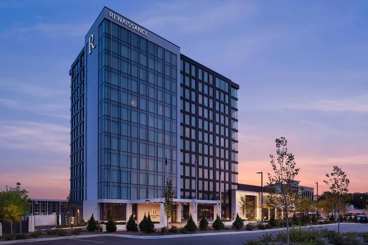 Near Milwaukee County Zoo + Restaurant. Bar. Gym. - Milwaukee, WI