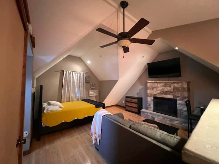Updated Studio, Great Location! - Wauwatosa, WI