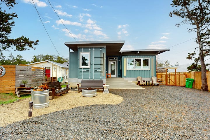 Brand-new, Dog-friendly Shipping Container 2br - Pacific City, OR
