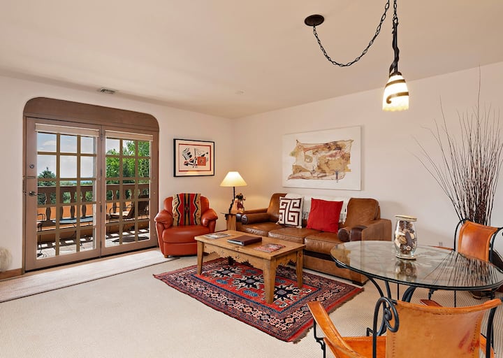 Quail Run Santa Fe Penthouse: Golf, Pool, Views! - Santa Fe, NM