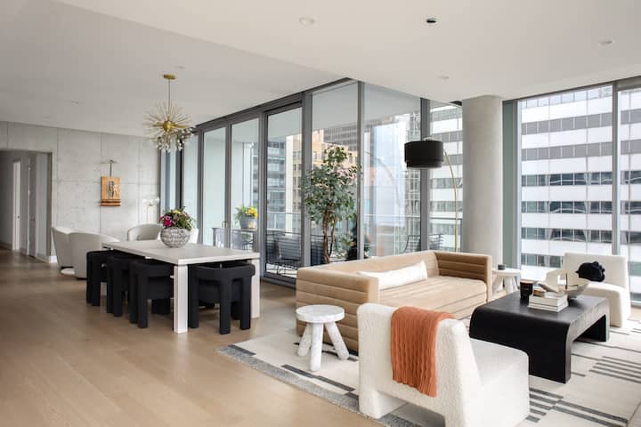 Iconic Downtown Penthouses Getaway + City Views - Chicago, IL