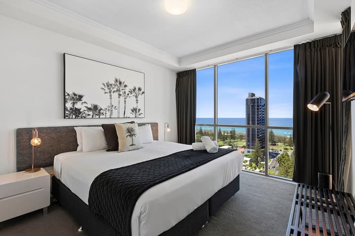 Beachfront Ocean Oasis Escape - Broadbeach