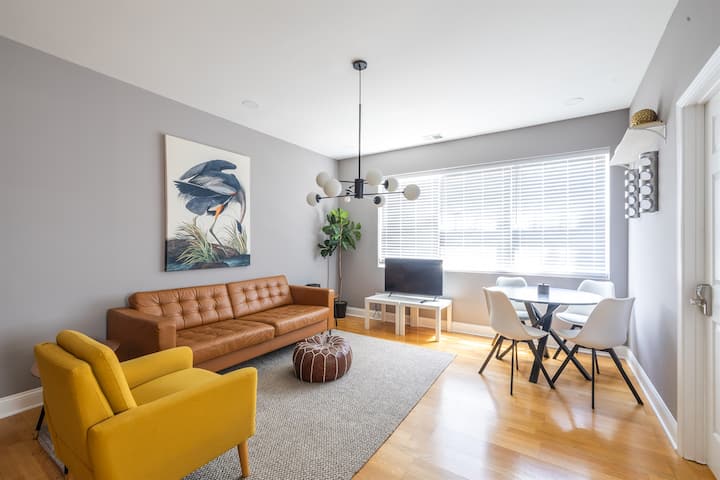 Chic Co-living W/ Private Balcony Near Uchicago - Chicago, IL