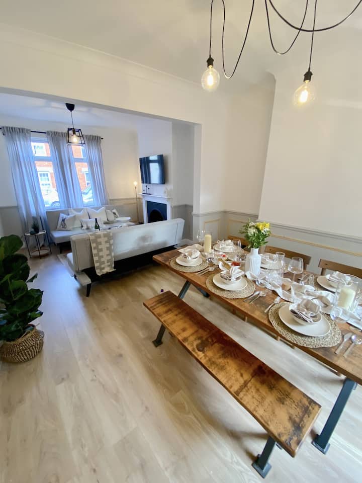 Carlton House 3 Bedrooms ,Cinema, Wifi, Mini Golf - Northampton, UK