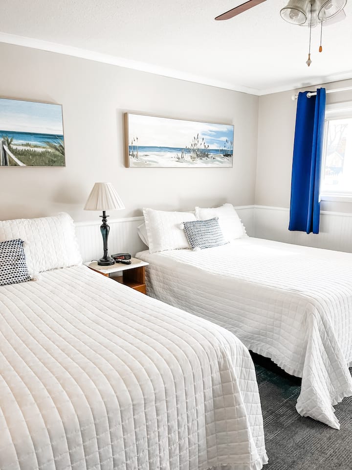 The Classic 2 Bed @ The Maple Tree Inn #12 - Michigan's Adventure, Muskegon