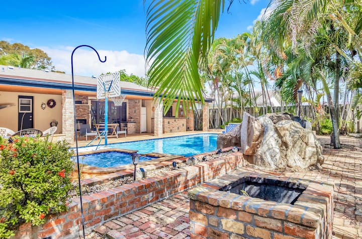 Sunny Paradise W/ Saltwater Pool | Hot Tub | Grill - Sunrise, FL