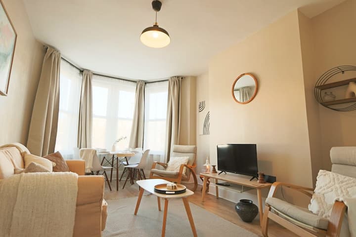 Chic And Cosy Two Bedroom Flat In Cheltenham Road - Bristol