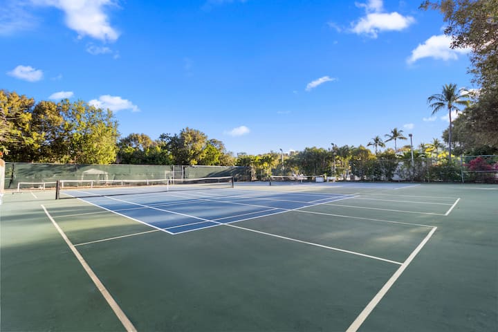 Steps Away From The Beach! 3 Units, Outdoor Pool! - Key Largo, FL