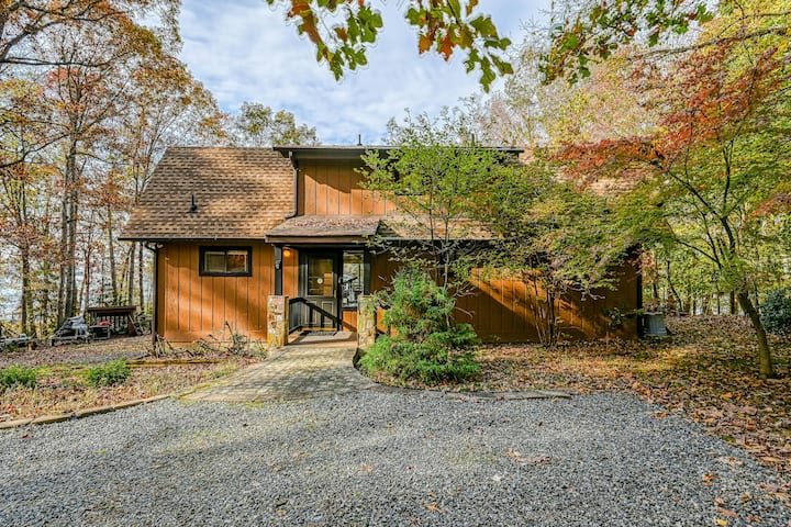 4br Lakefront Villa W/ Deck, Fire Pit, W/d, & Dock - Lake Anna, VA