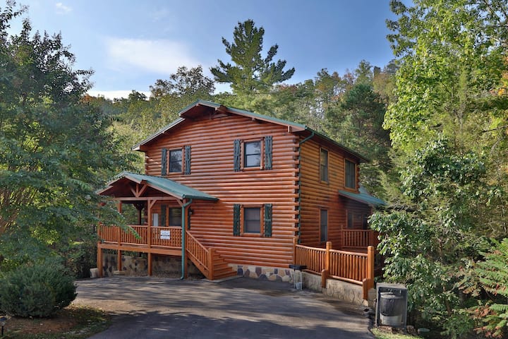 Smoky Bear Manor  Game Room  Hot Tub  Sleeps 16 - Pigeon Forge, TN