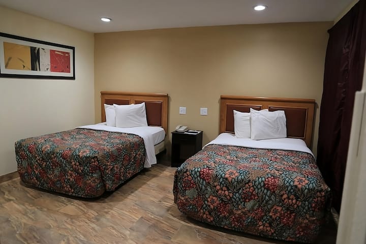 Beeville Beauty! 2 Comfortable Units, Free Parking - Beeville, TX