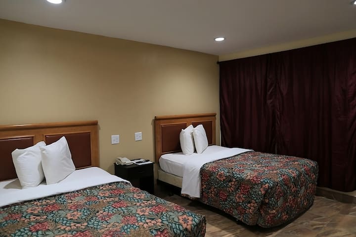 2 Posh Units! Free Parking, Pets Allowed - Beeville, TX