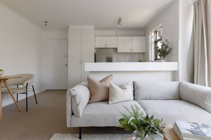 Fitzroy North Apt | Steps To Edinburgh Gardens - Brunswick