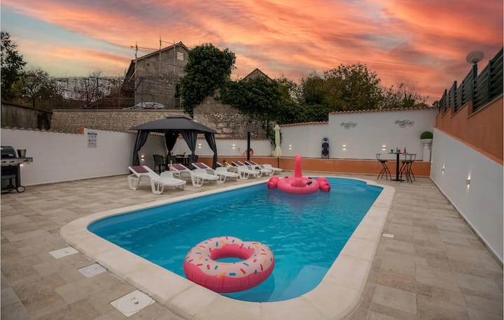 Awesome Home In Mijaca With Kitchen - Drvenik
