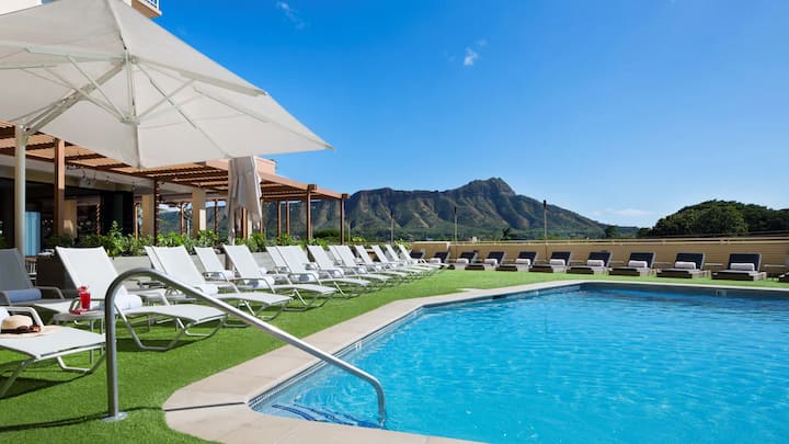 3 Comfortable Units, Balcony, Onsite Pool! - Honolulu, HI
