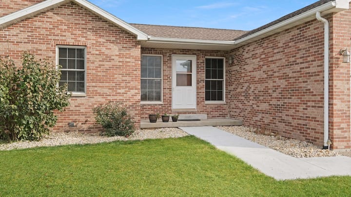 Charming 5-bedroom, 3-bathroom Ranch Home - Illini State Park, Marseilles