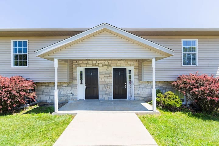 Memorial Field Lodge - 4 Bd Townhome By Iu Sports - Bloomington, IN